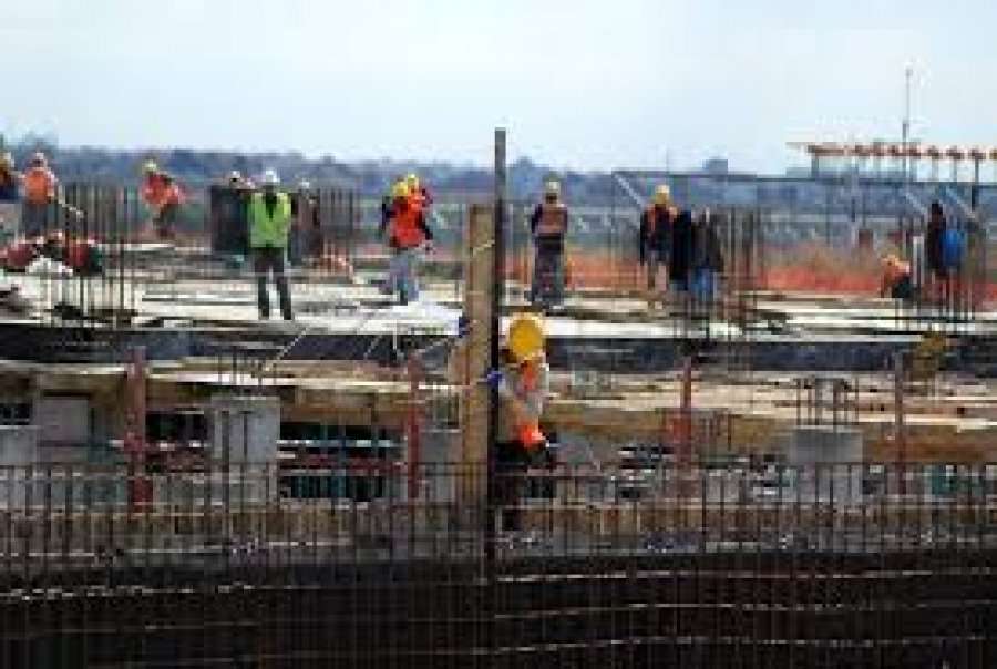 Shumë punëtorë pa kontrata në Kosovë, raste të rralla të raportimit ...