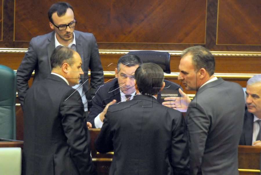 PDK-ja nuk lut, pret nga partitë tjera ta lusin për koalicion - Lajmet ...