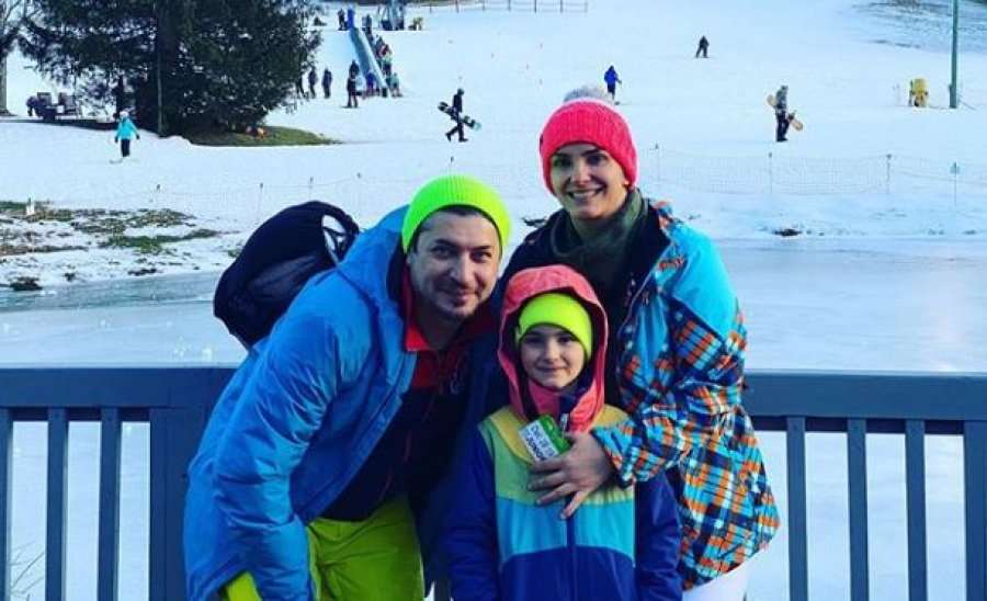 Aktorja Yllka Gashi e lumtur përkrah familjes së saj - Lajmet e fundit ...