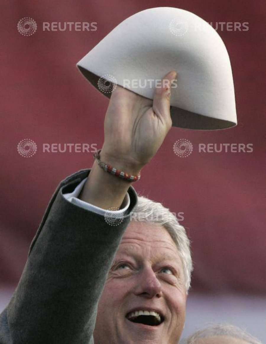 Fotografia kur Bill Clinton mbante në duar plisin - Lajmet e fundit - Zëri