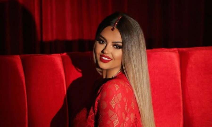 Enca i lë të gjithë pa fjalë, shfaqet me rroba banjo - Lajmet e fundit ...