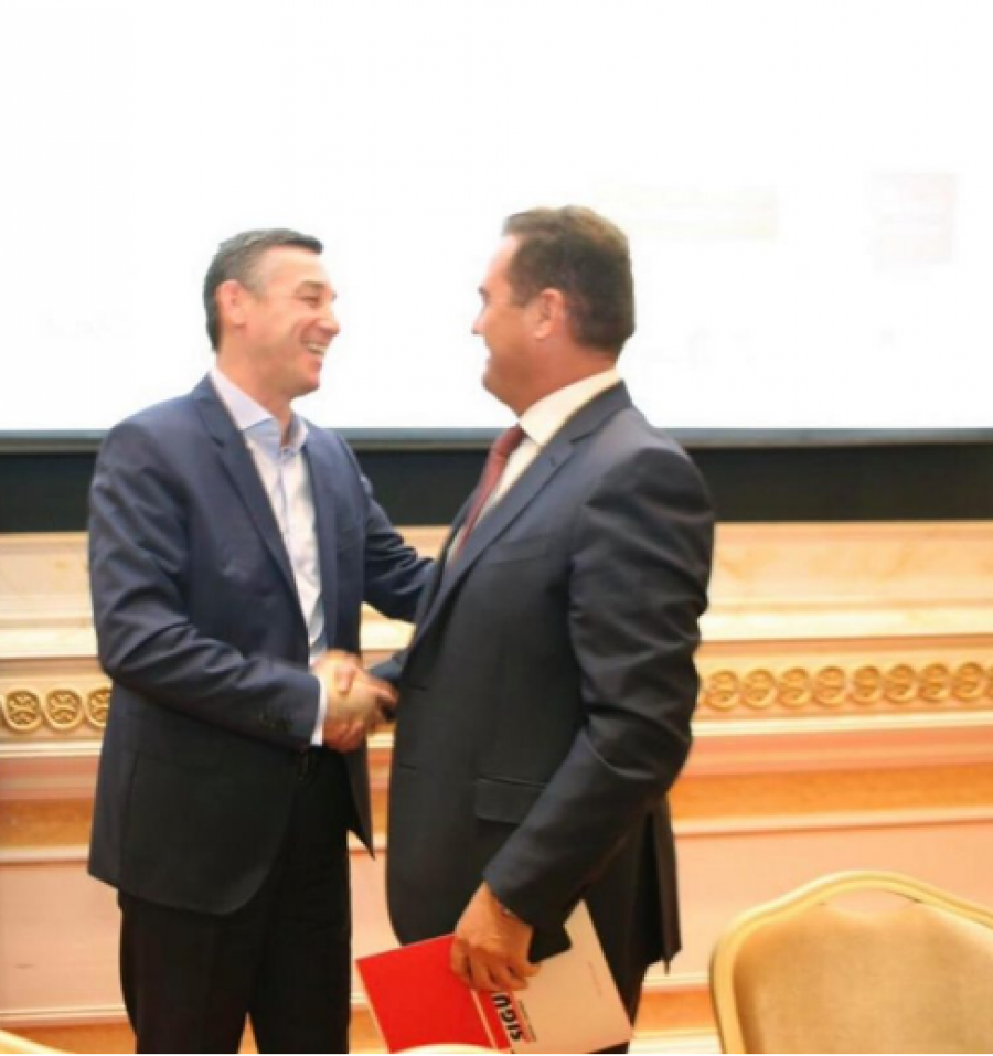 Rrahim Pacolli publikon një foto me Veseli: Pas njerëzve të mëdhenj ...