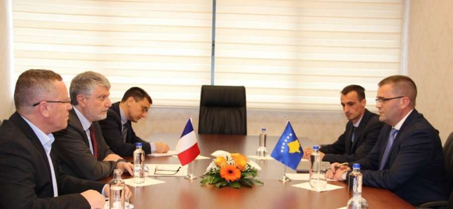 Guvernatori Mehmeti priti në takim Ambasadorin e Francës në Kosovë ...