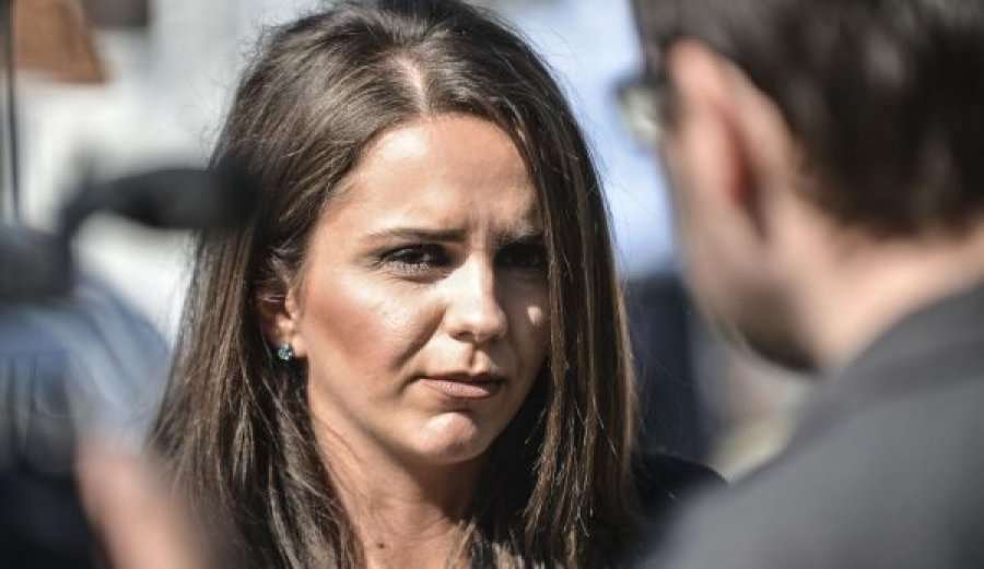 Teuta Rugova ‘harron’ politikën, fotografohet si modele - Lajmet e ...