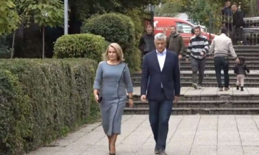 Lumja plot elegancë, shkon për të votuar - Lajmet e fundit - Zëri