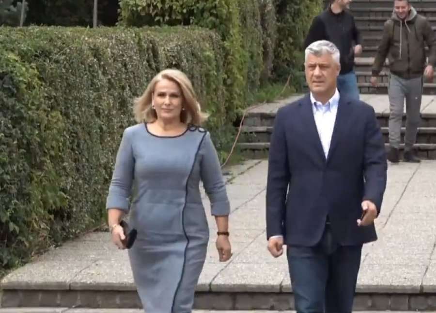 Lumja plot elegancë, shkon për të votuar - Lajmet e fundit - Zëri