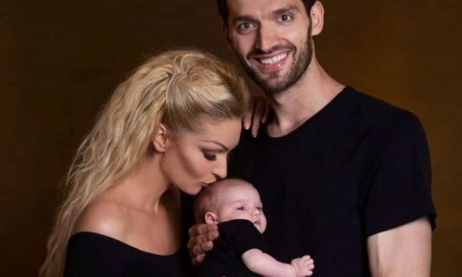 Diellza Kolgeci ndan një imazh të vajzës gjashtë muajshe - Lajmet e ...