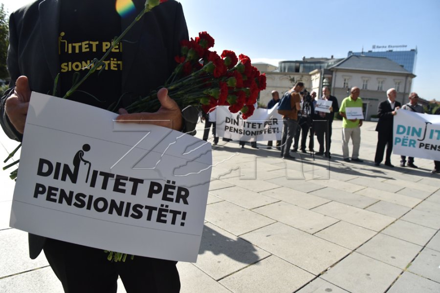 Pensionistët duan 100 euro më shumë, ankohen se s’mund t’i blejnë as ...