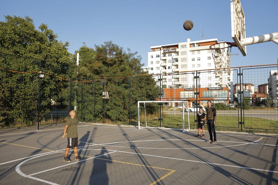 “Emshiri” bëhet me fushë të re sportive, përurohet nga Rama dhe Rugova ...