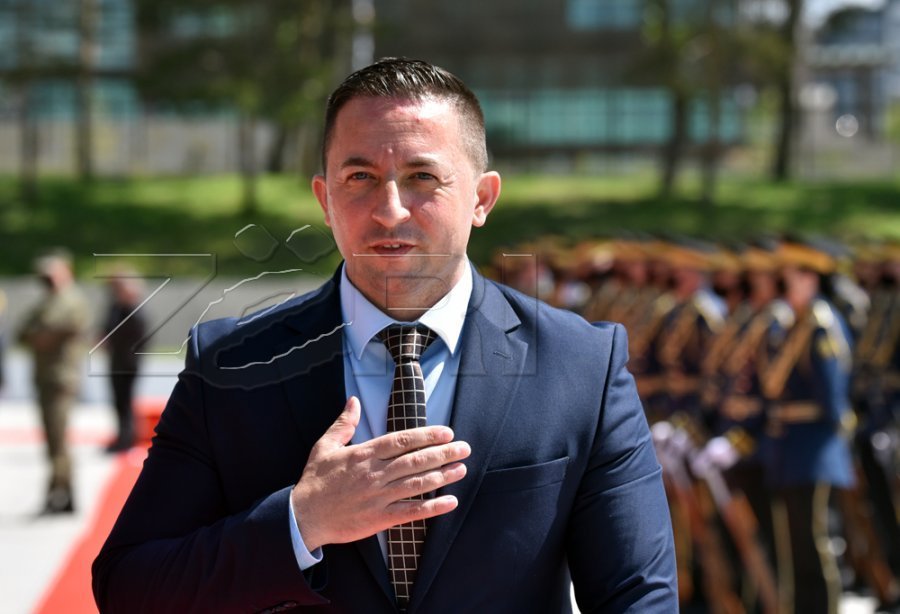 Sëmundja e gruas, arsyeja e dorëheqjes së Mehajt nga pozita e ministrit ...