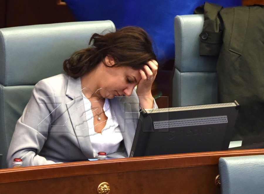 Thërret për kursim, por ministrja Rizvanolli shpenzon me kabinet afro ...