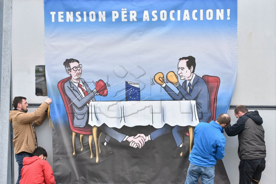 “Mbi tavolinë doreza boksi, nën shtrëngim duarsh”, PSD-ja aksion ...