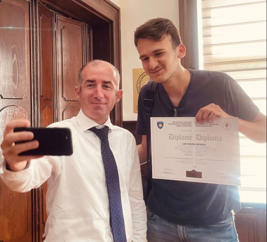 Rektori Qerimi ia ndan diplomën studentit Lir Hoxhaj - Lajmet e fundit ...