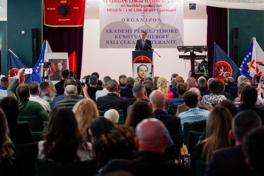 Abdixhiku ndan dekoratën “Dr. Ibrahim Rugova” për heroin Sali Çekaj ...