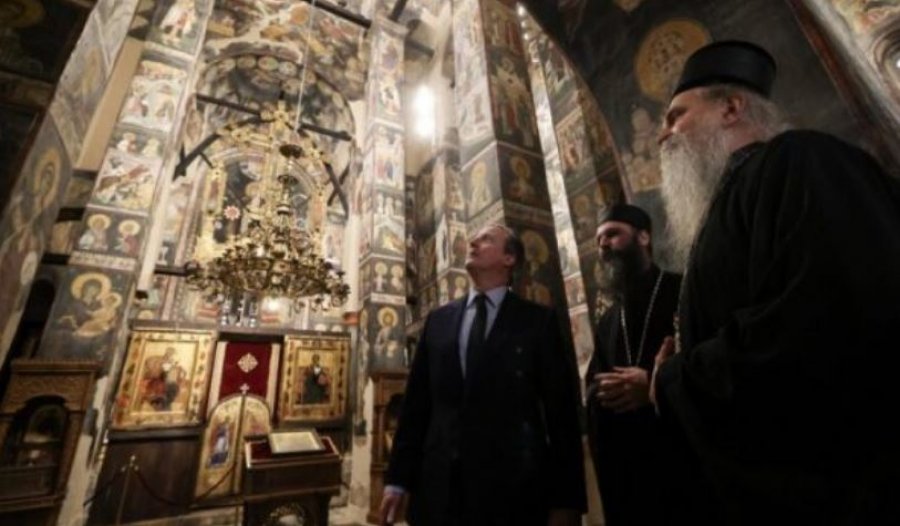 Cameroni viziton Manastirin e Graçanicës, peshkopi Teodosije i ankohet ...
