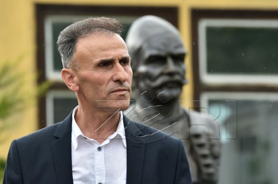 Lulzim Hetemi nuk e lejon vendosjen e flamujve serbë në Leposaviq ...