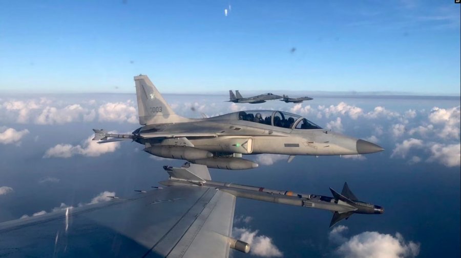 Patrullimi i përbashkët ajror SHBA - Filipine mbi Detin e Kinës Jugore ...