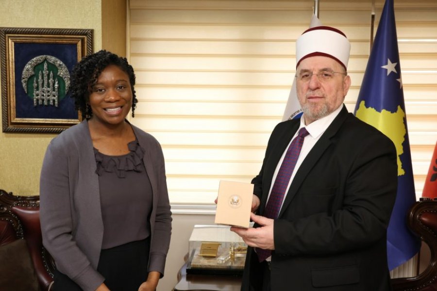 Bashkëpunim për Liritë Fetare: Myftiu Tërnava takohet me zyrtaren e ...