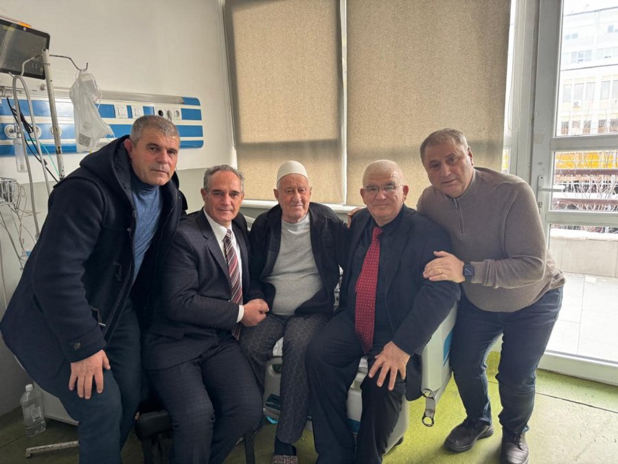 Nait Hasani viziton në spital babain e Hashim Thaçit, u rrëfeu vizitën ...