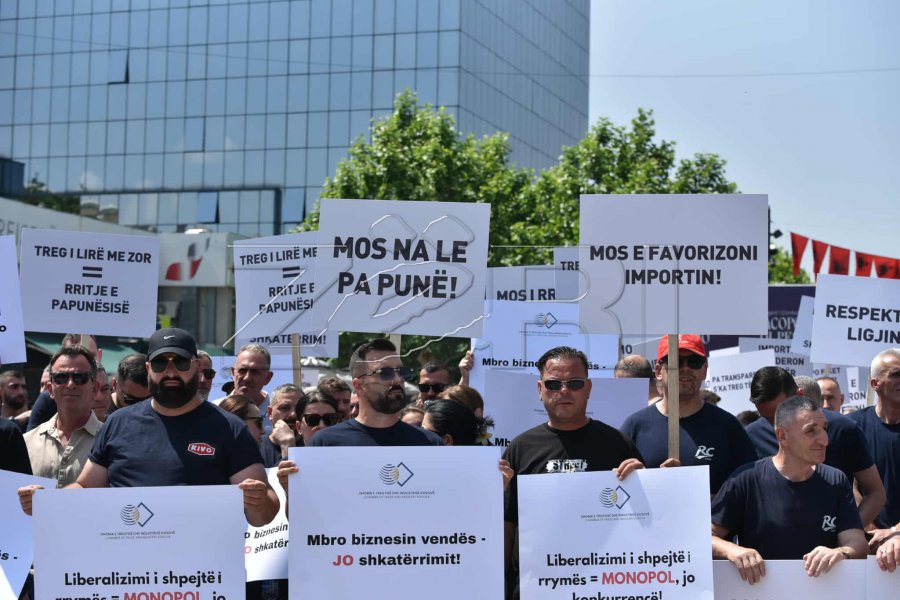 “Mos na le pa punë!”, nis protesta e bizneseve para Qeverisë [foto ...